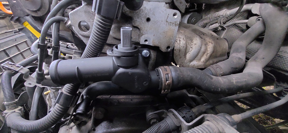 Замена трубки 06A121065DP, тройника, фланца и патрубков системы ...