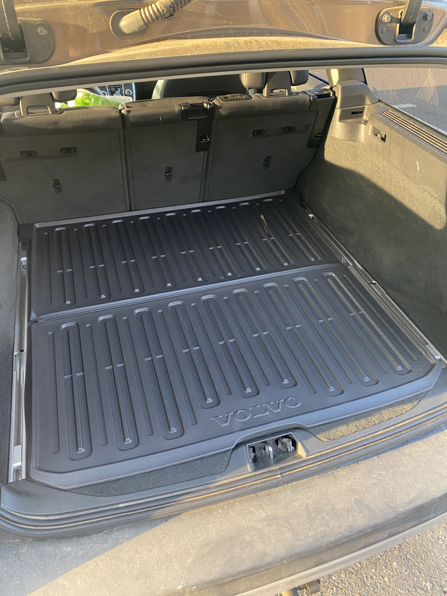 Пара аксессуаров от Volvo — Volvo XC70 III, 2,4 л, 2015 года | запчасти ...