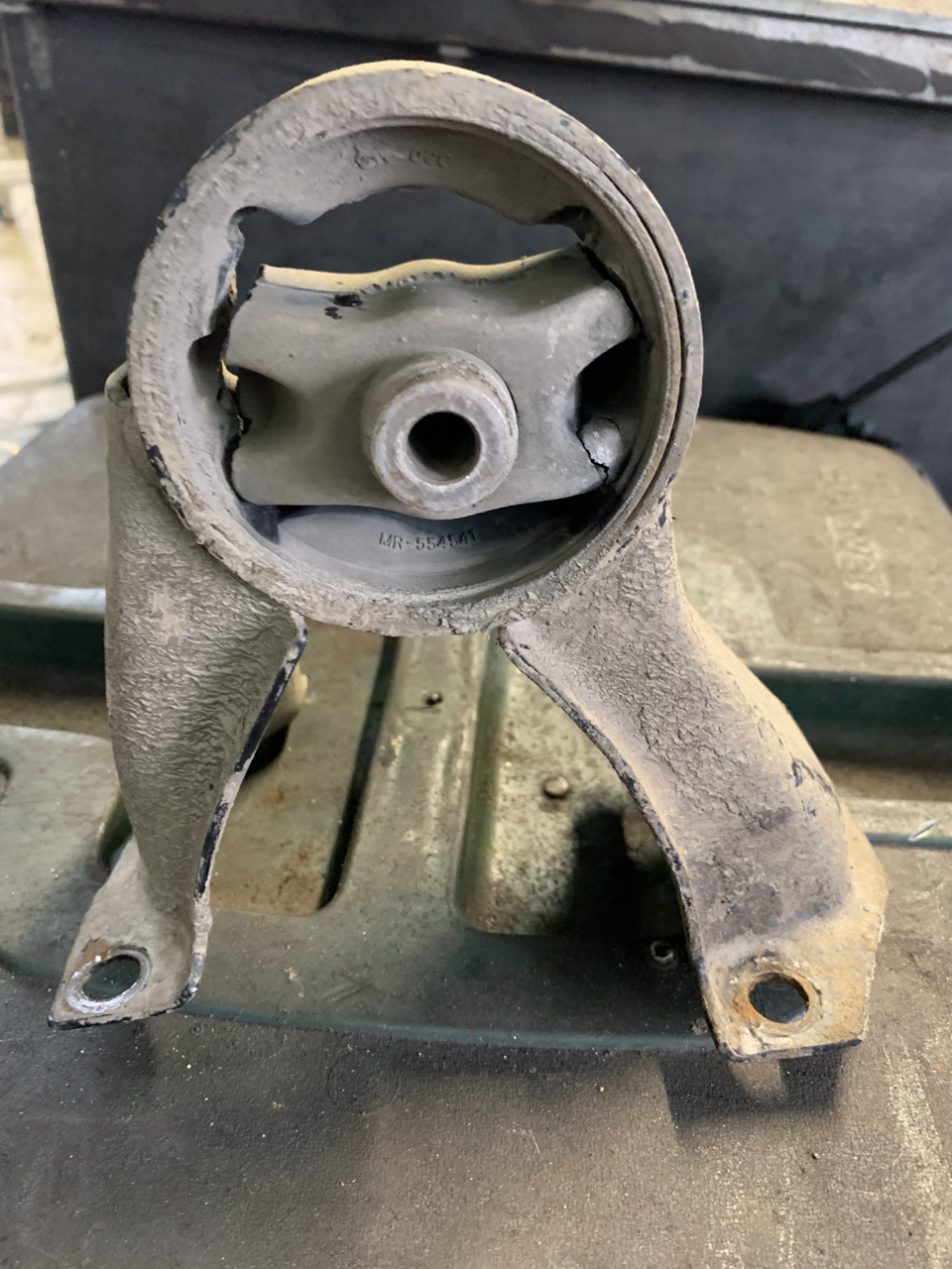 MR554541 Опора двигателя задняя Mitsubishi | Запчасти на DRIVE2