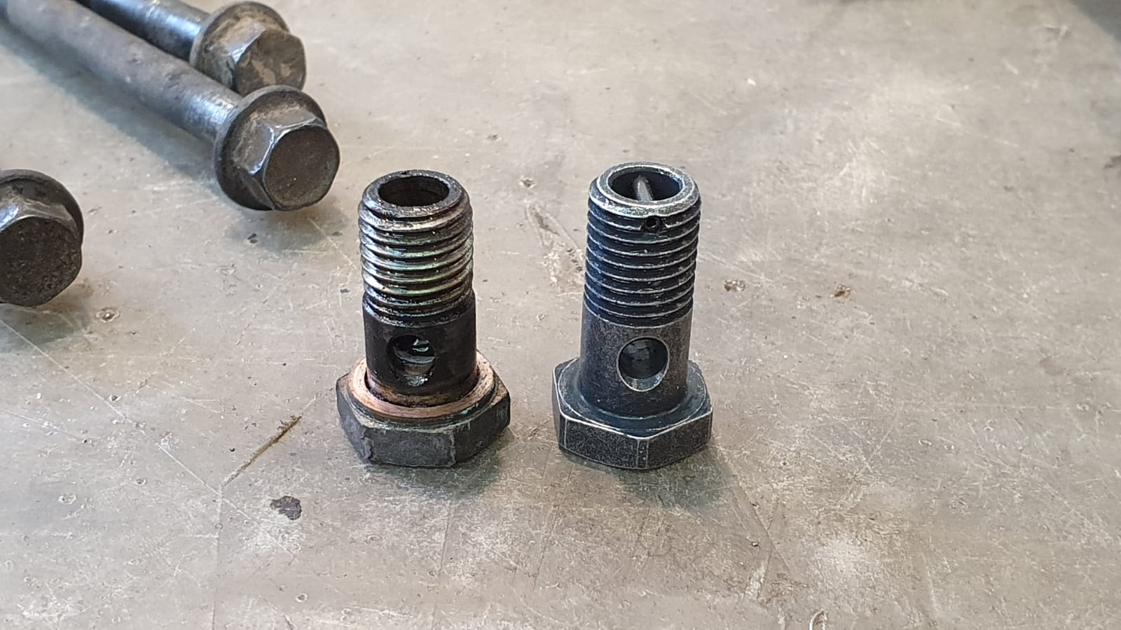 Замена полого винта ВКГ Volvo 8653884 на винт с клапаном Volvo 31325709 ...