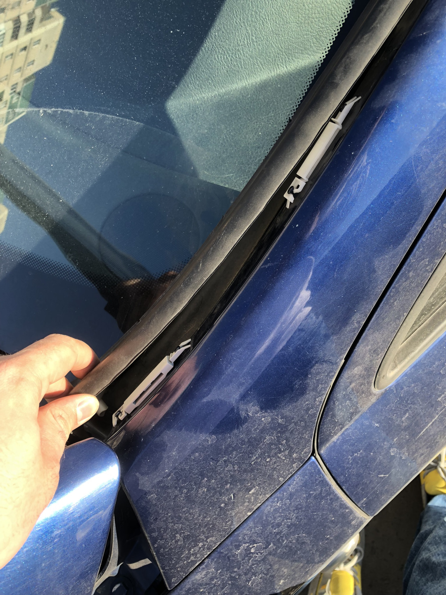 Крепление молдингов вокруг лобового стекла — Peugeot 407, 1,8 л, 2007 ...