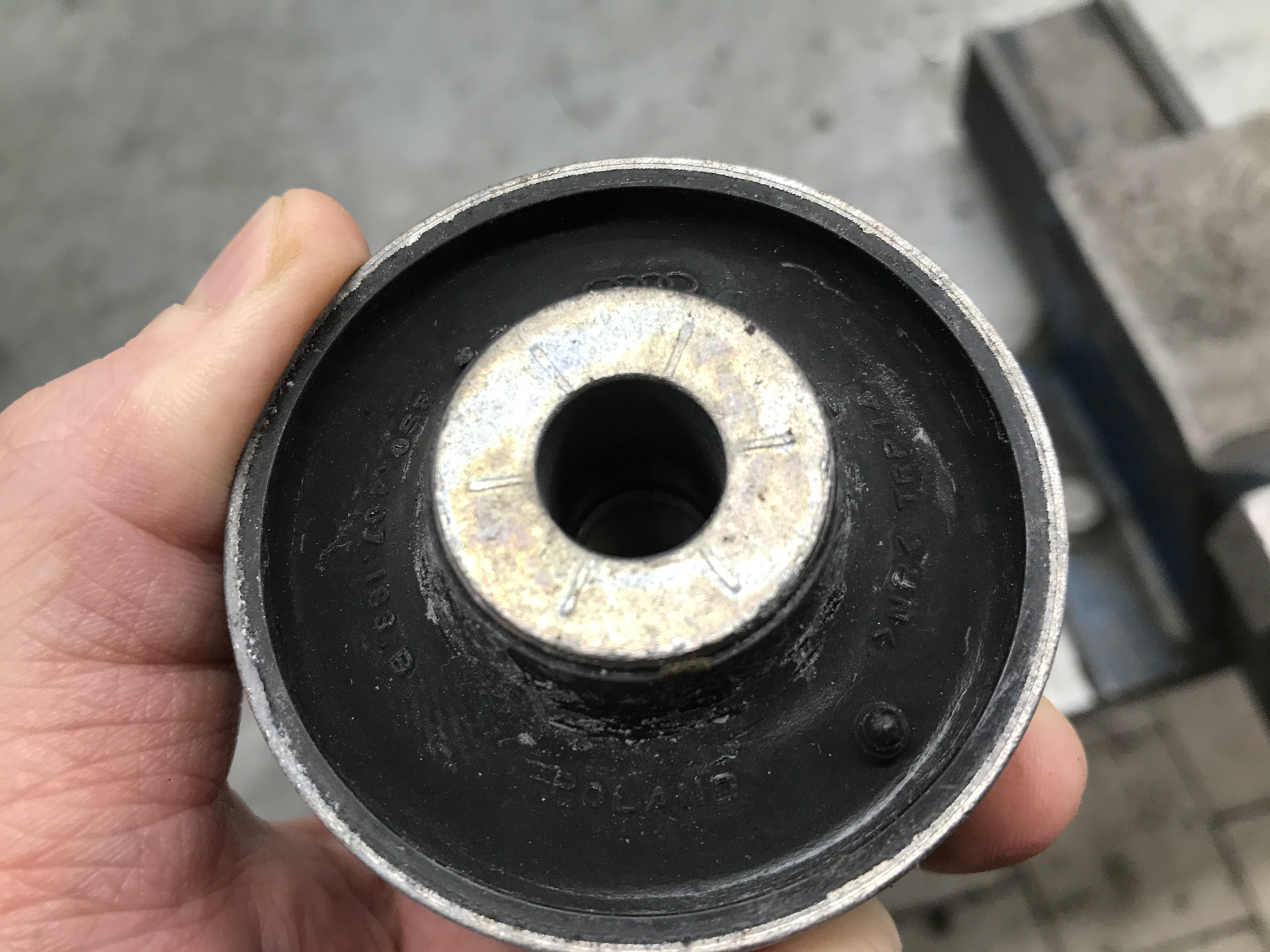 Установка/замена оригинальных задних сайлентблоков передних рычагов ...