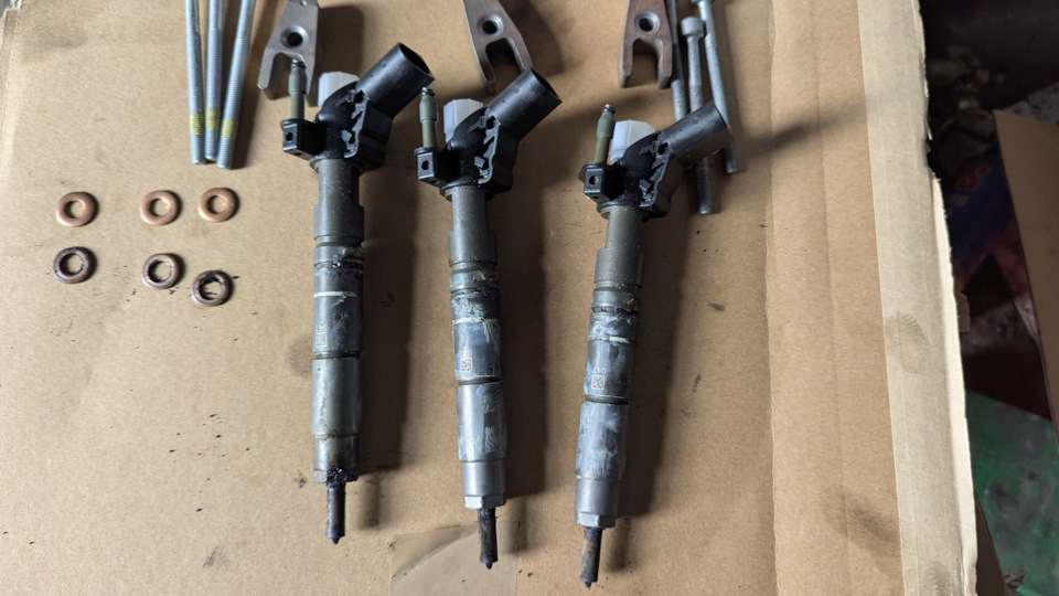 Замена регулятора давления в рампе 0281002986 и шайб под форсунками ...