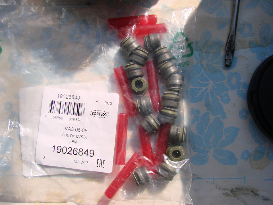 Колпачки маслосъёмные (комплект) Corteco 19034072 — Volkswagen Passat ...