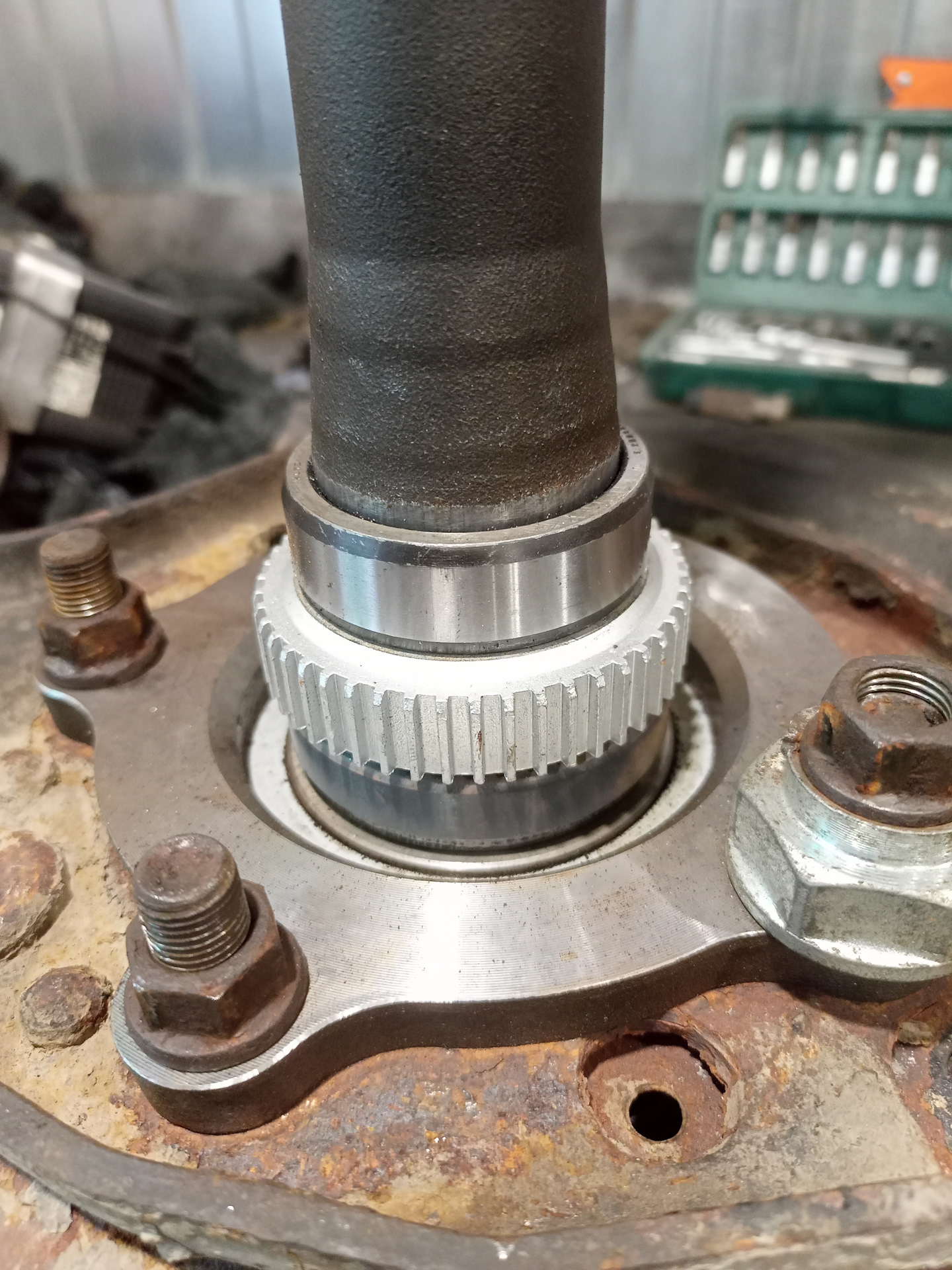 Замена подшипника задней полуоси. — Toyota Sequoia (1G), 4,7 л, 2002 ...