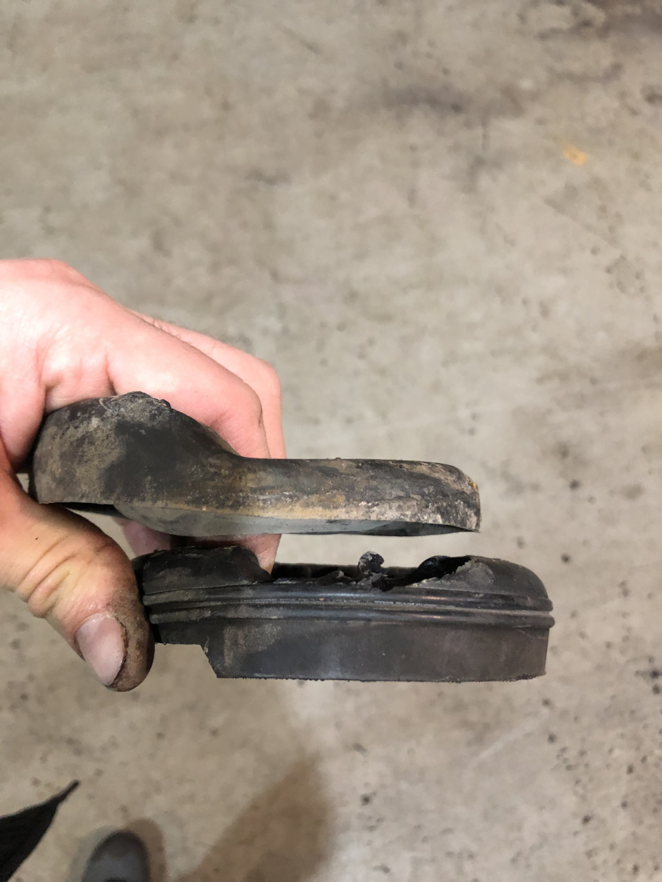 1532650 Проставка задней пружины верхняя / C-Max, Focus-II/III, Kuga 11 ...