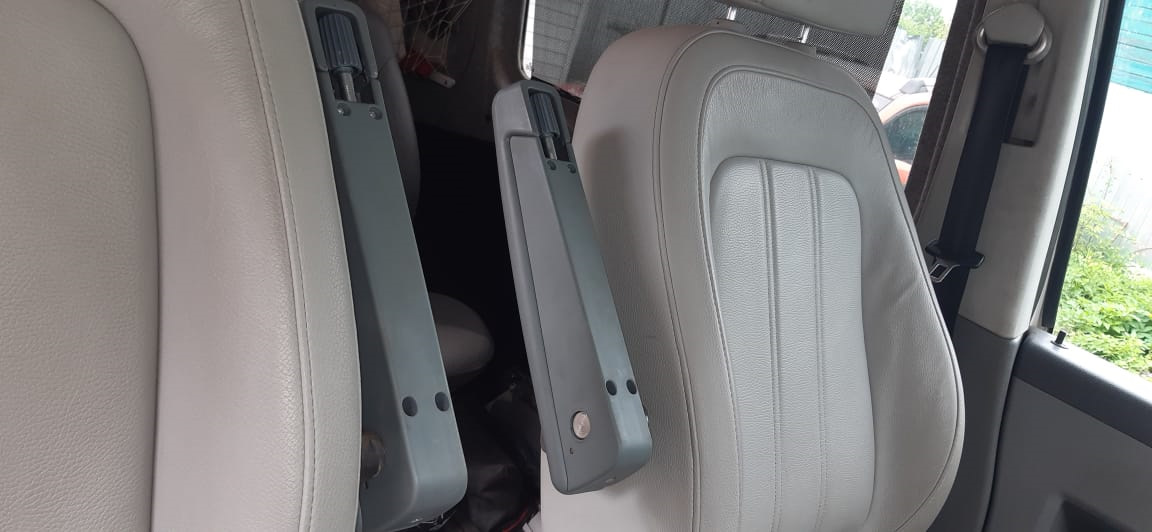 Подлокотники, столики в спинки и стол на боковину. — Volkswagen ...