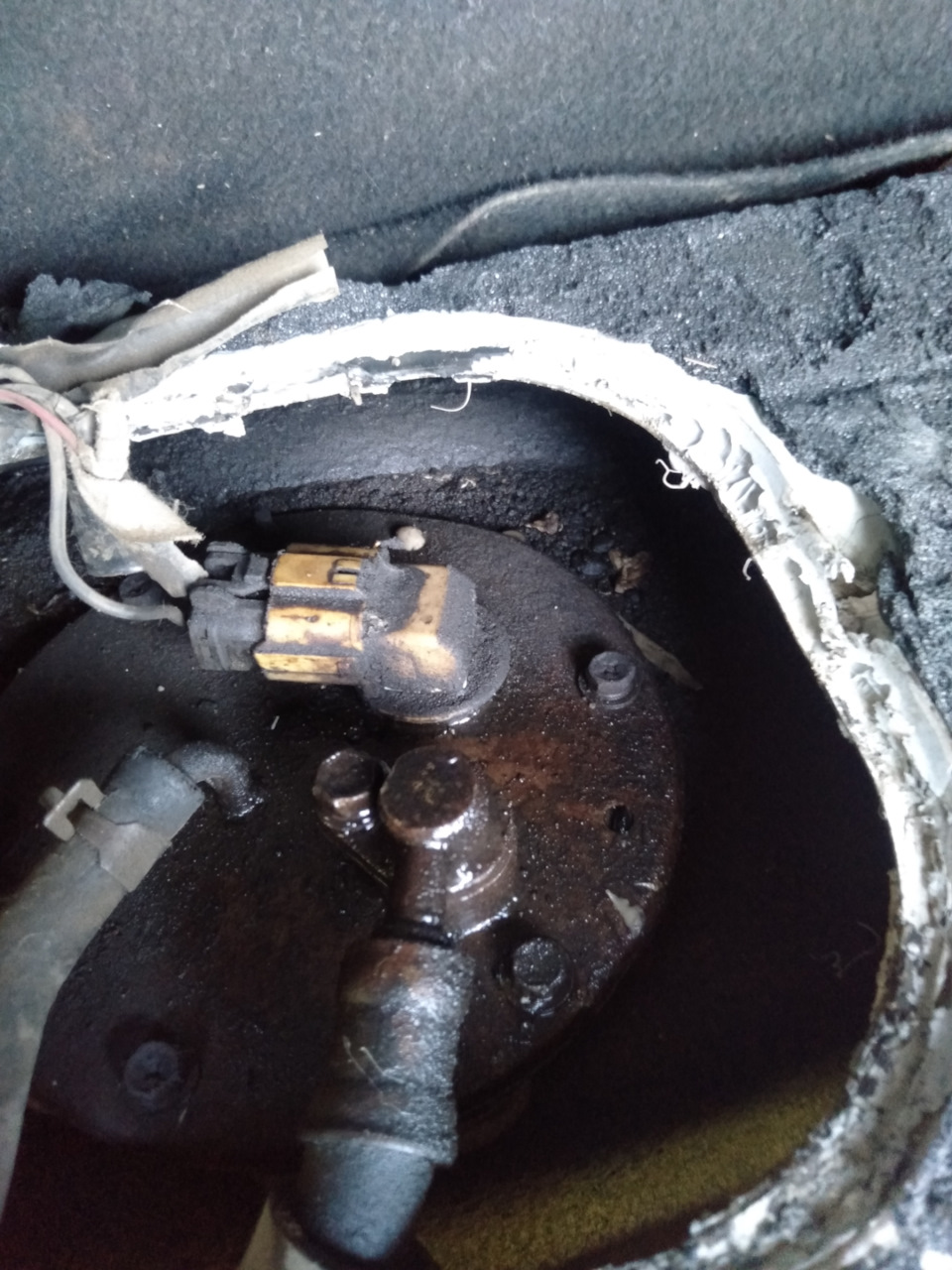 Запах бензина в салоне — Hyundai Sonata IV (EF), 2 л, 2003 года ...