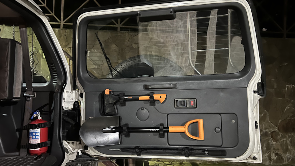 Крепления огнетушителя, лопаты и топора QuickFist — Mitsubishi Pajero ...
