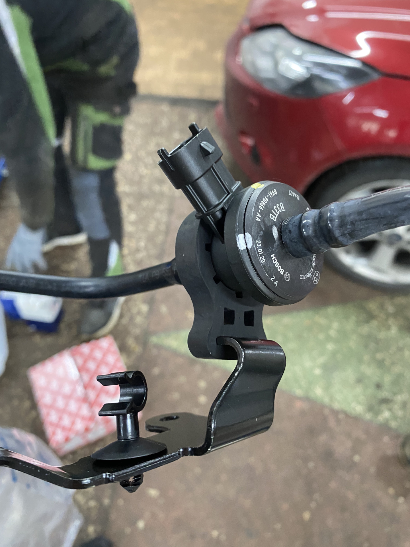 Замена клапана EVAP и абсорбера — Ford Focus Hatchback III, 2 л, 2012 ...