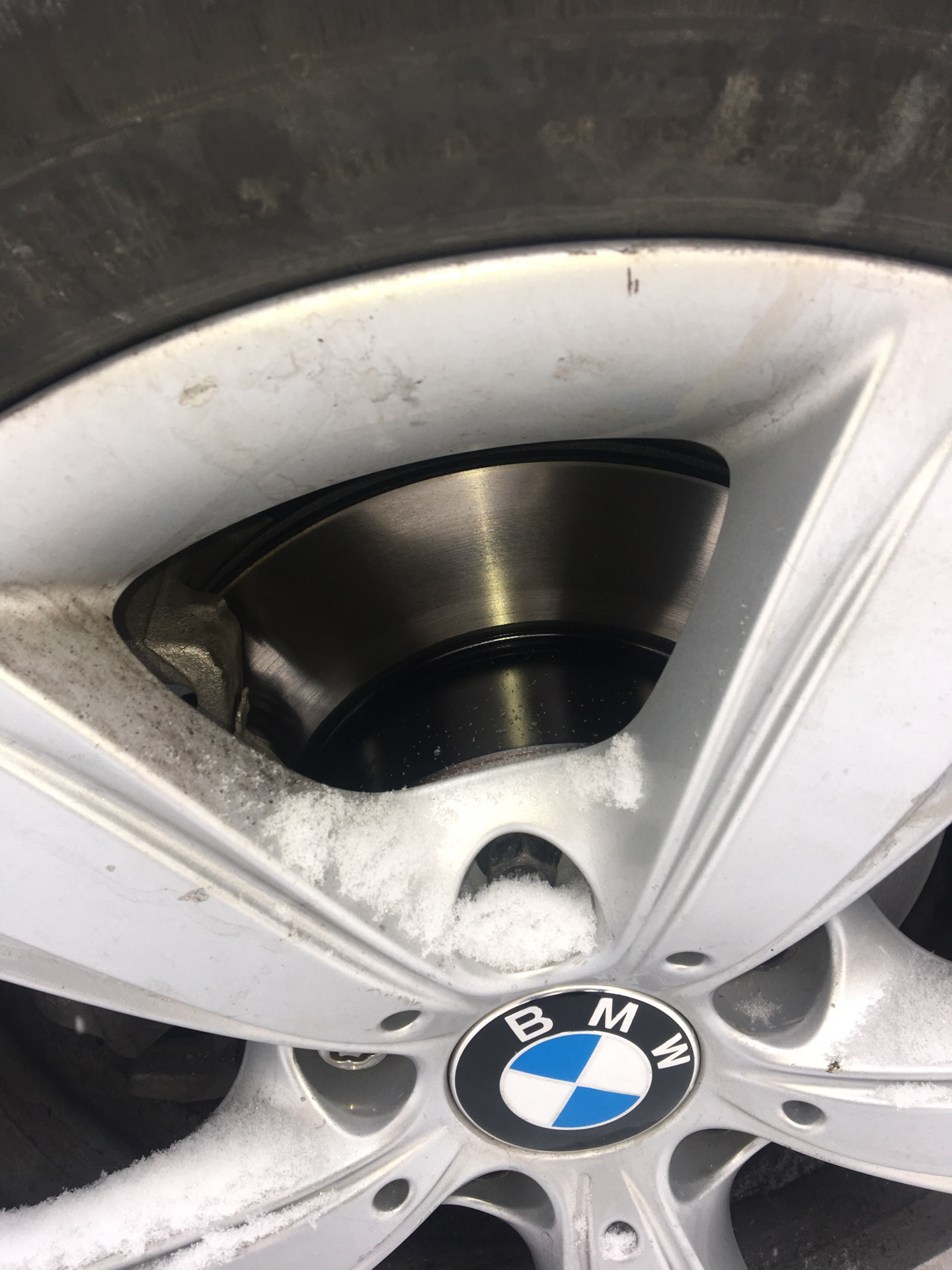 Замена дисков, колодок и тормозных шлангов — BMW 1 series (F20), 1,6 л ...