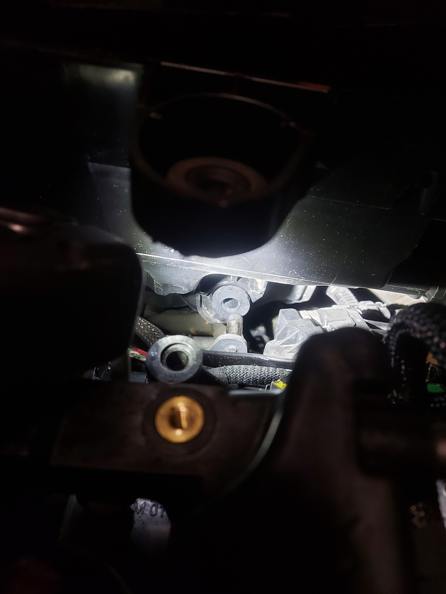 Замена демпферных втулок воздушного фильтра — Peugeot 308 SW (2G), 1,5 ...