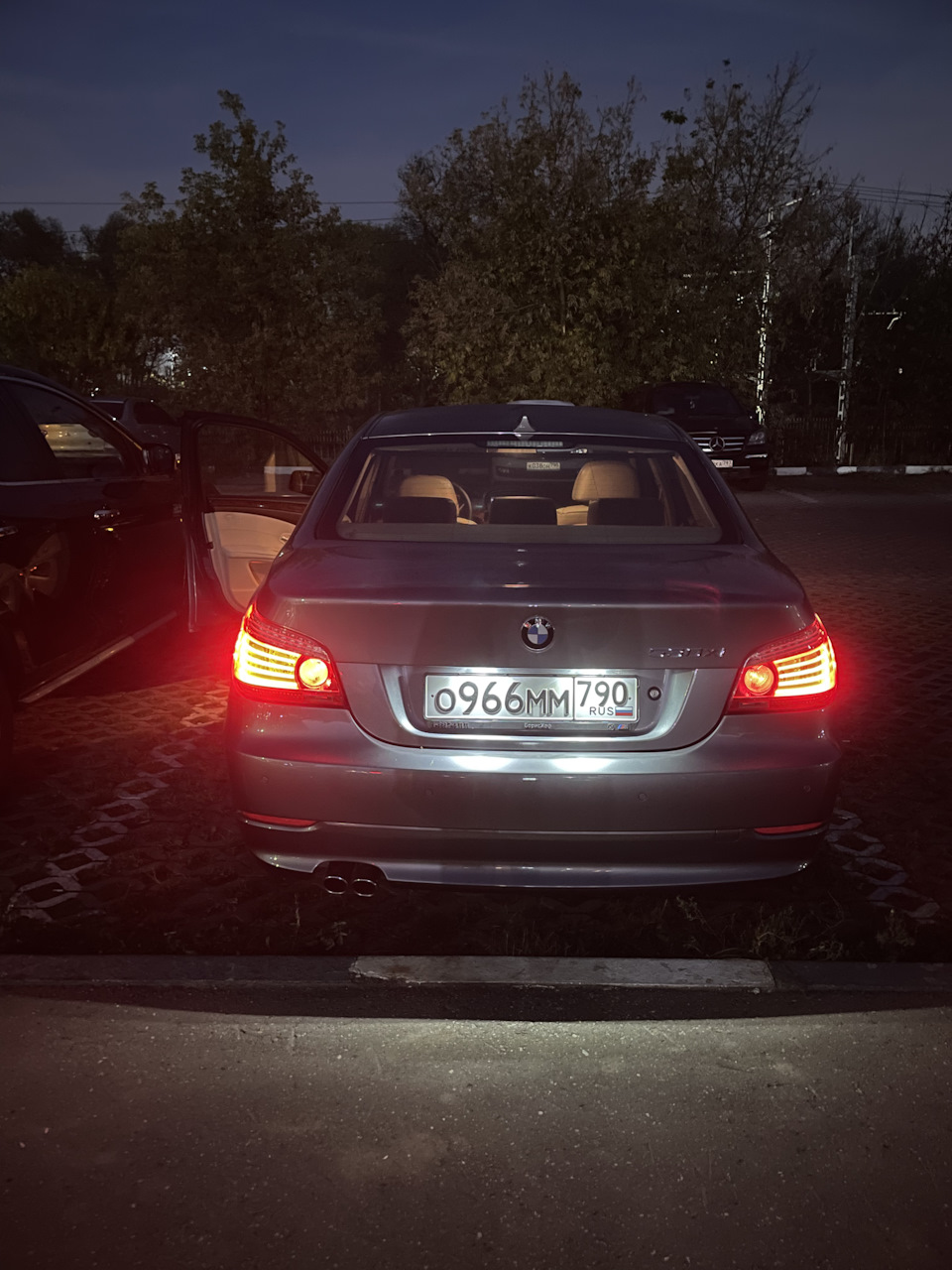 Подсветка номера — BMW 5 series (E60), 3 л, 2008 года | аксессуары | DRIVE2