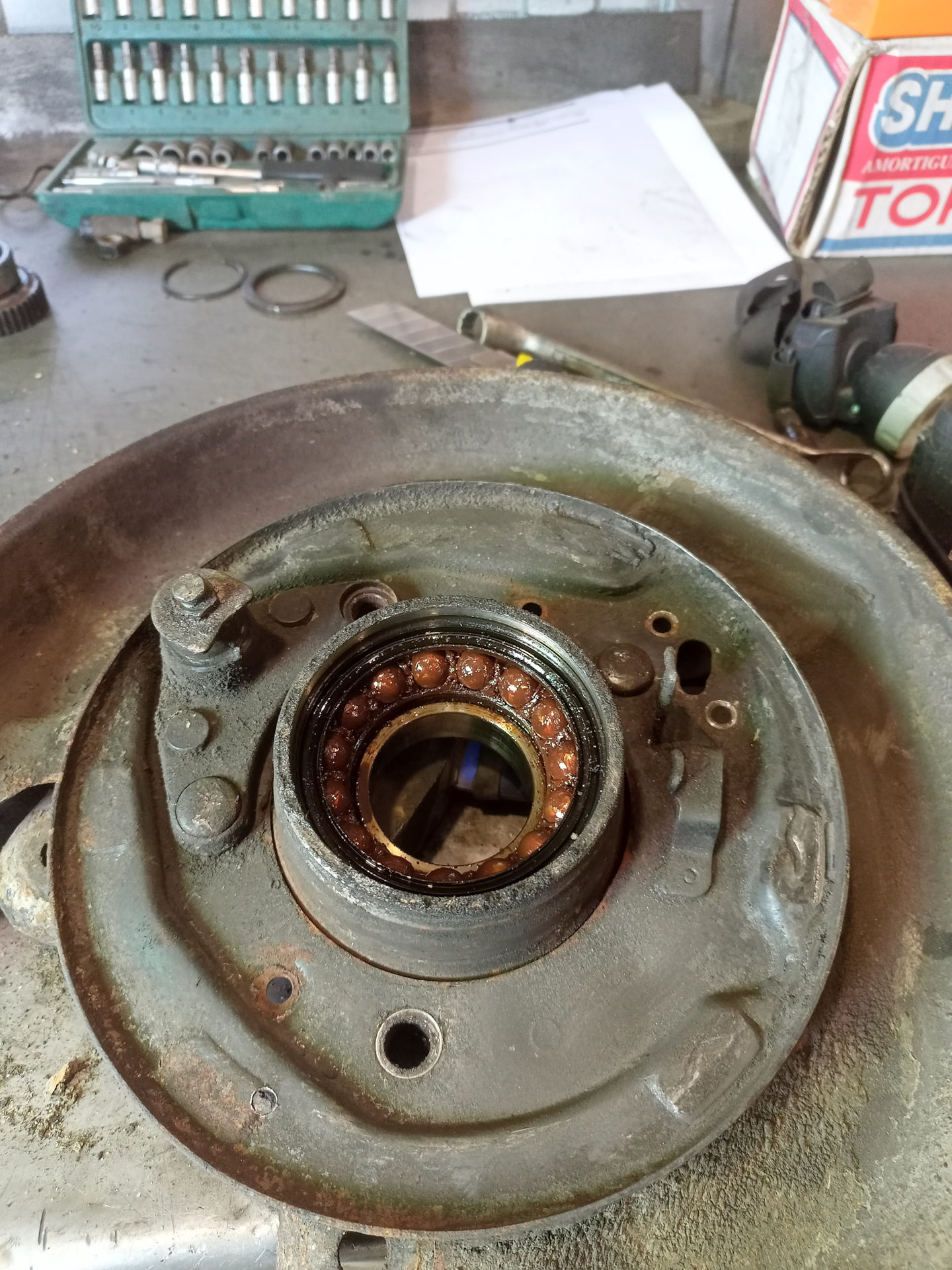 Замена подшипника задней полуоси. — Toyota Sequoia (1G), 4,7 л, 2002 ...