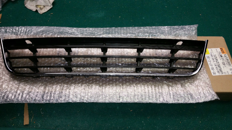 Решетка переднего бампера с хром — Volkswagen Passat B6, 2 л, 2007 года ...