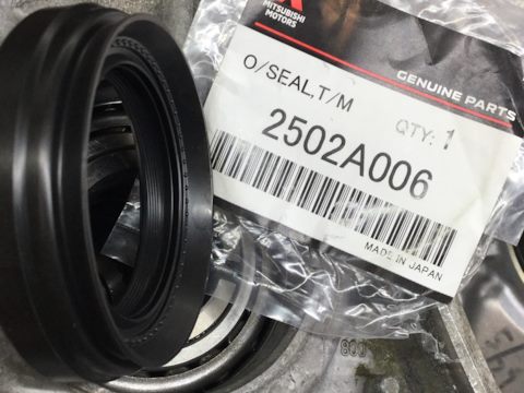 2502A006 Сальник крышки переднего дифференциала Mitsubishi | Запчасти ...