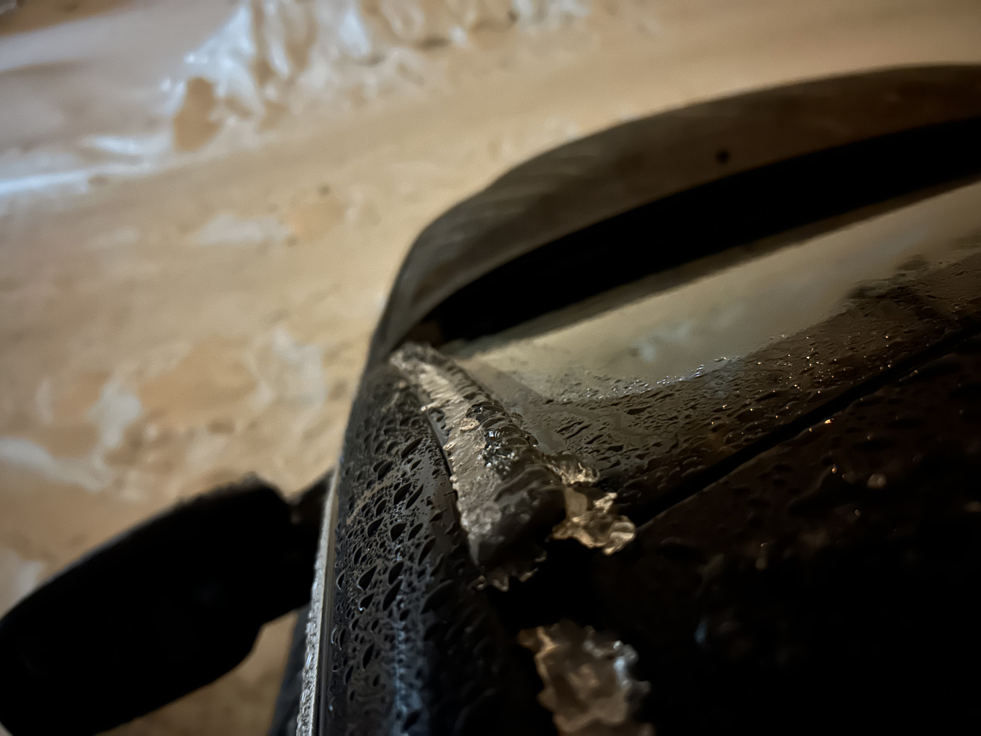 Почему на лобовом отслаиваются боковые молдинги — Volvo S80 (2G), 2,5 л ...