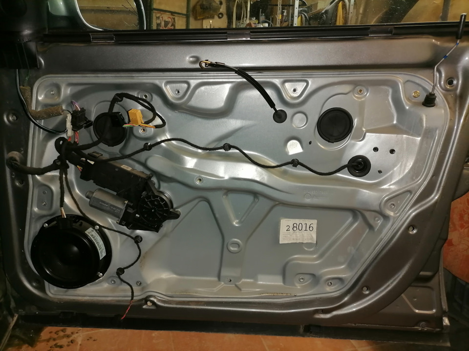 Замена пассажирского стеклоподъемника — Volkswagen Passat B5, 1,8 л ...