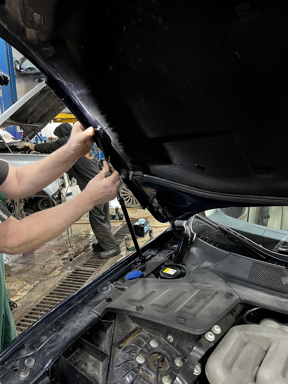 Замена газовых упоров капота — Jaguar XJ Mark 4, 3 л, 2012 года | визит ...