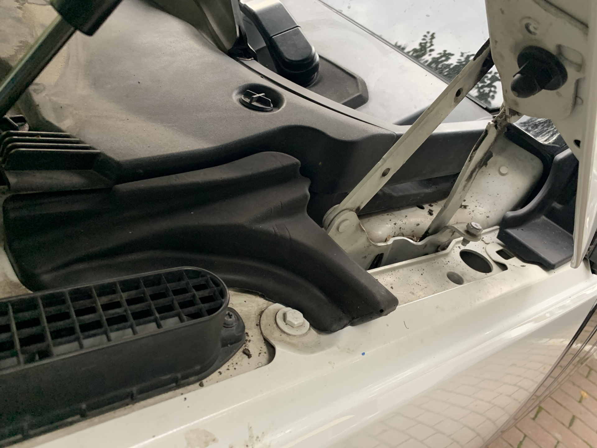 Развалились изоляторы капота Range Rover — Land Rover Range Rover (4G ...