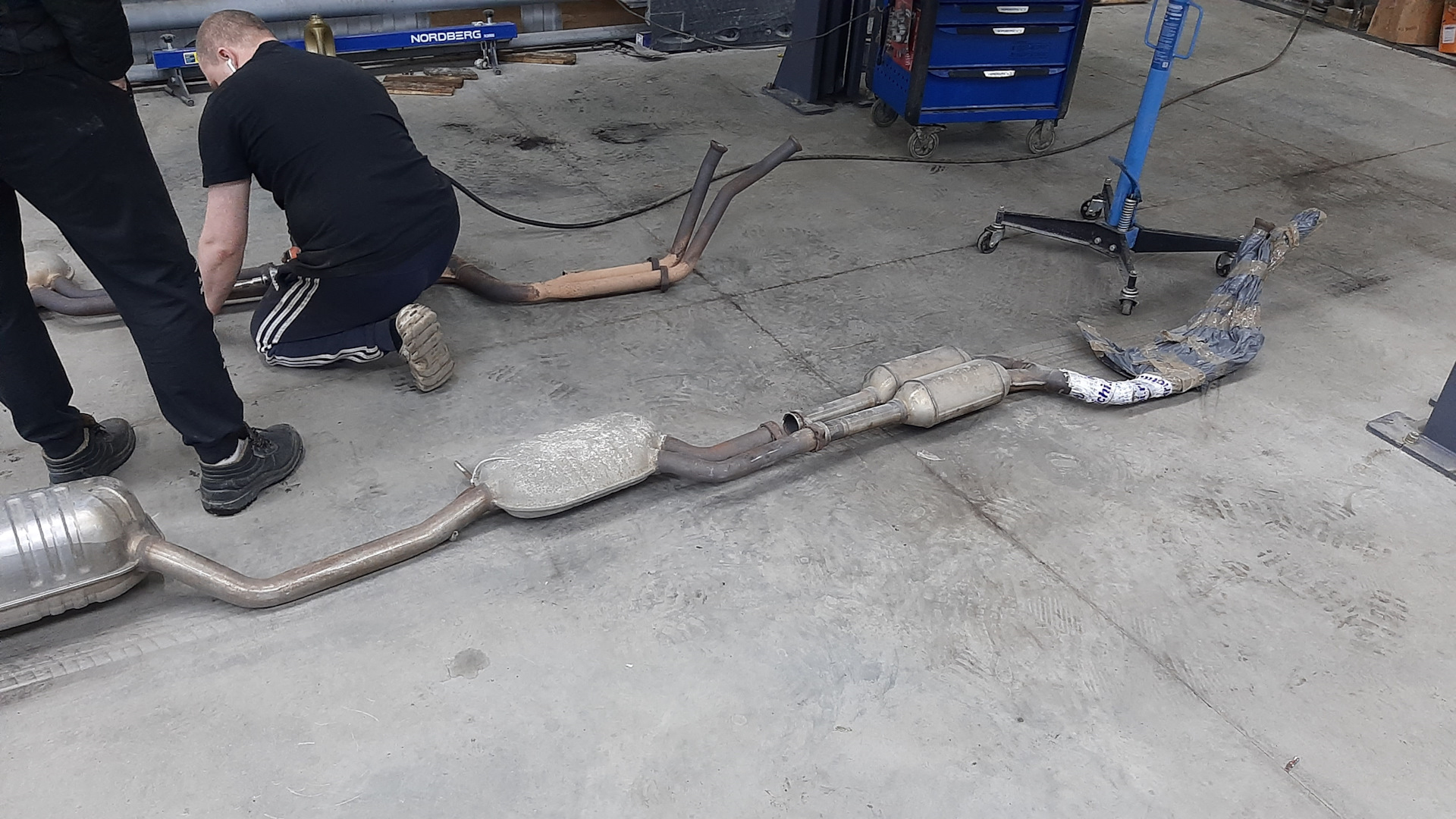 Установка оригинального катализатора — Mercedes-Benz E-Class (W210), 3 ...