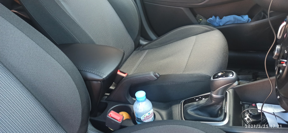 Подлокотник. — Hyundai Solaris (2G), 1,6 л, 2020 года | аксессуары | DRIVE2