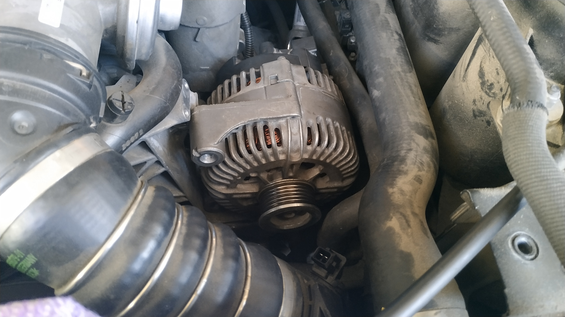 Замена салонных фильтров и восстановление резьбы крепления подкапотных ...