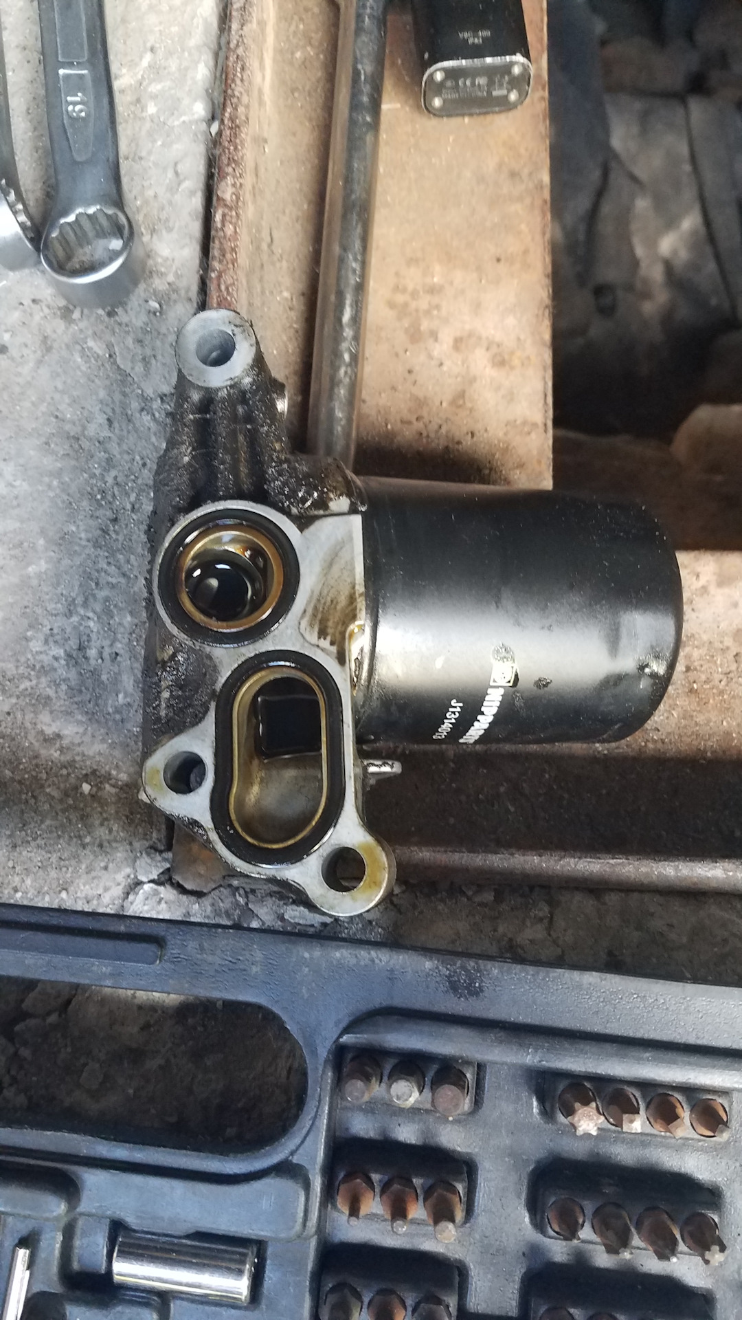 замена прокладок корпуса маслянного фильтра — Honda Accord (8G), 2,4 л ...