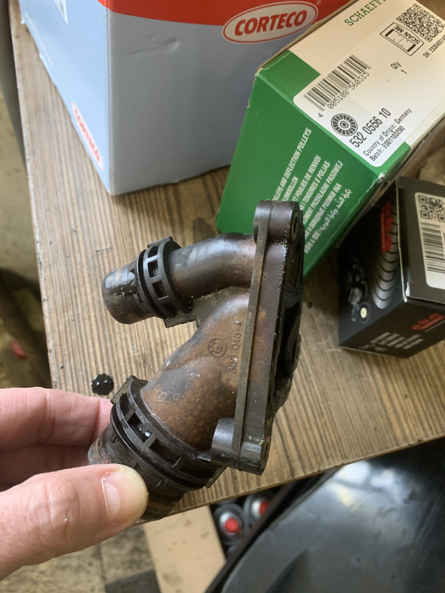 Патрубок системы охлаждения +фланец и прицепом ролики ручейкового ремня ...