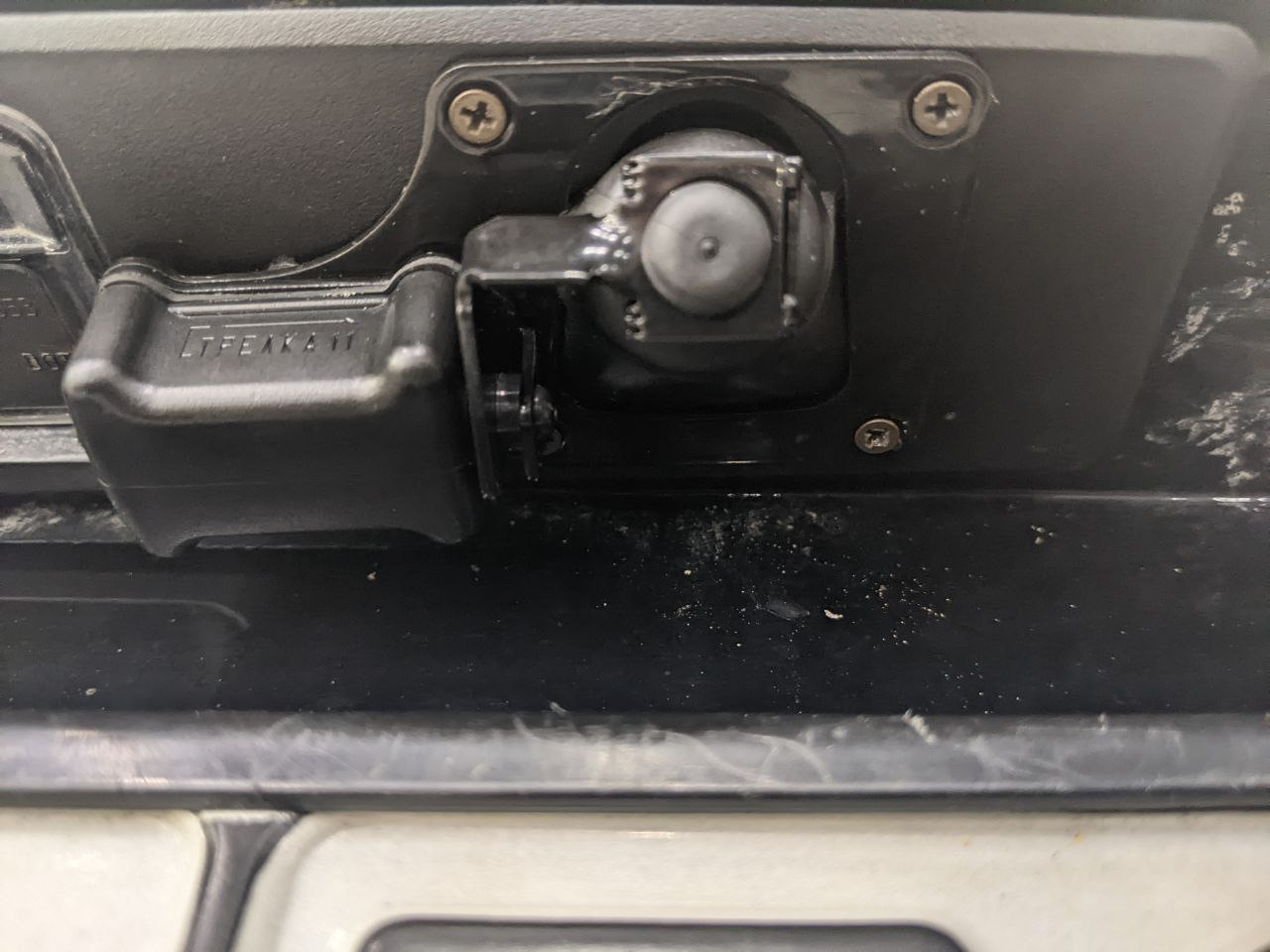 Ставили защиту задней камеры — порвали три баяна — Volvo V60 Cross ...