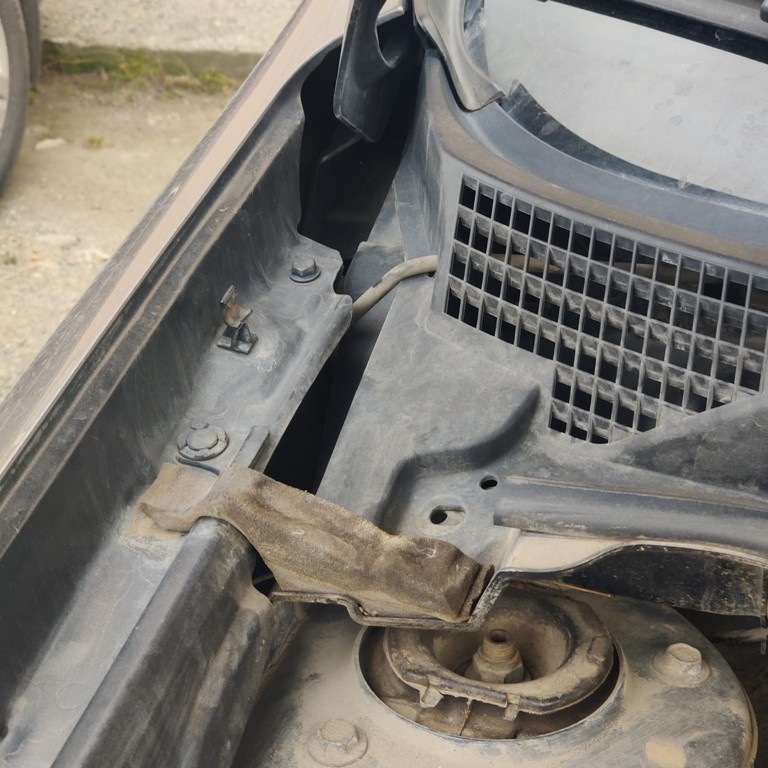 Фиксатор Держателя Капота NISSAN арт. 65722EB300 — Nissan Qashqai (1G ...