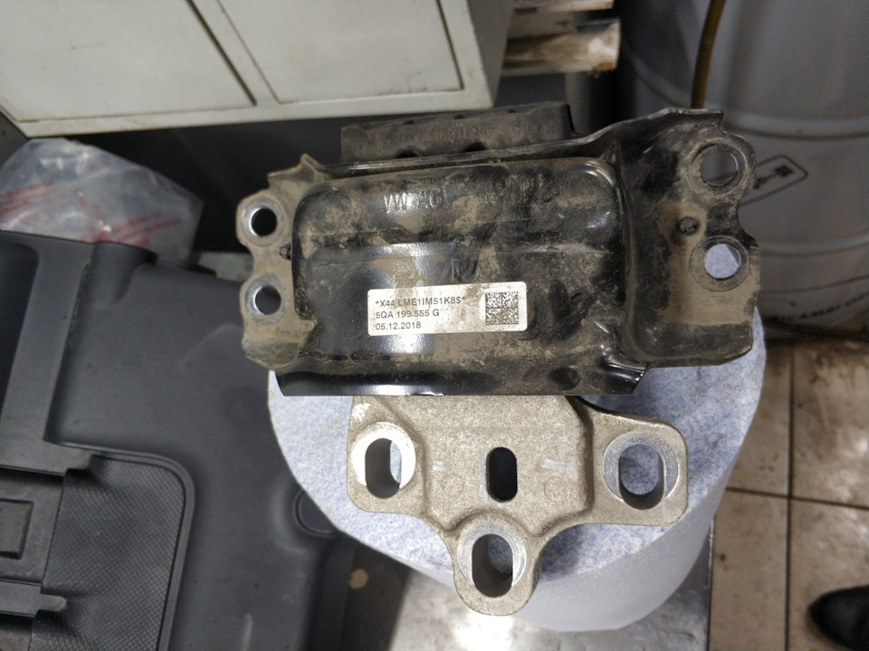 5QA199555G Подушка двигателя левая VAG | Запчасти на DRIVE2