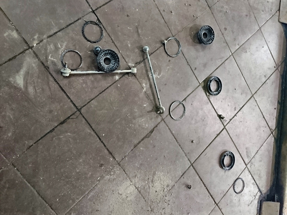 Замена передних стоек стабилизатора и опорных подшипников. — Mazda 3 ...