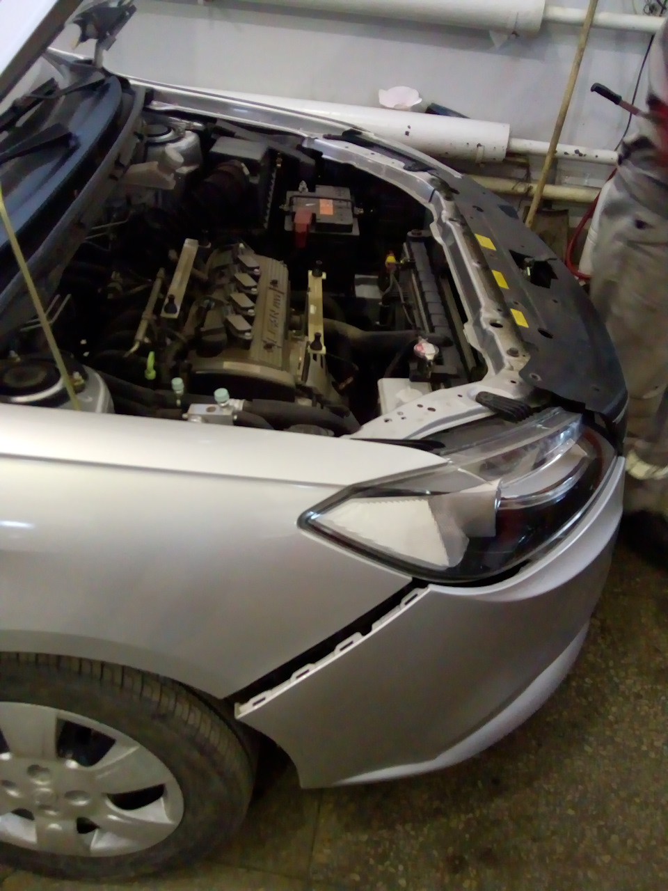 Замена фильтра картерных газов — Ford Focus II Hatchback, 1,6 л., 2011 ...