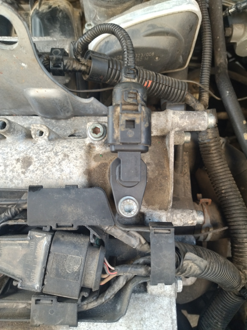 Замена датчика распредвала — Volkswagen Golf Mk4, 1,6 л, 2002 года ...