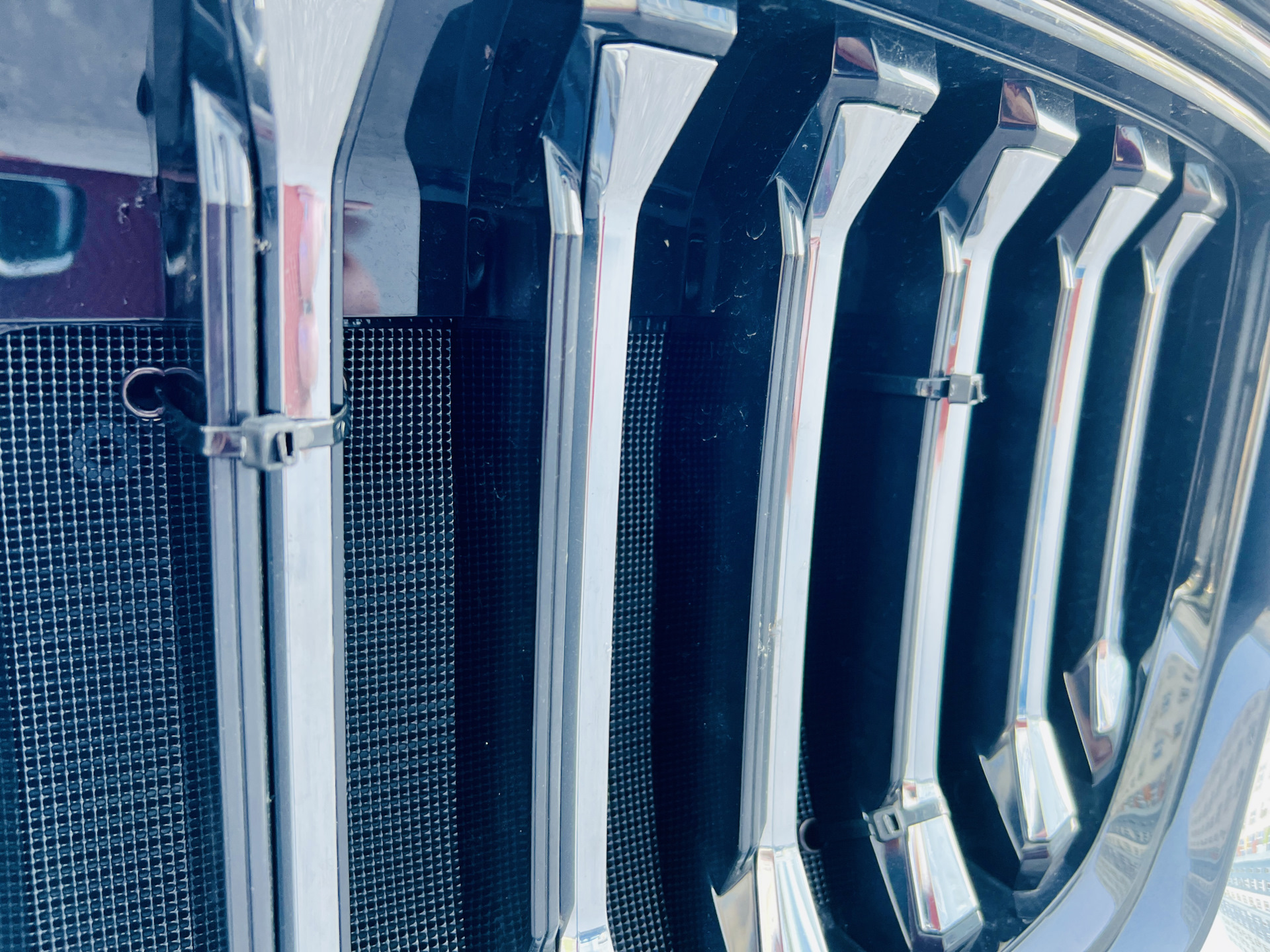 Сетка в бампер + наклейки на пороги — Geely Monjaro, 2 л, 2023 года ...