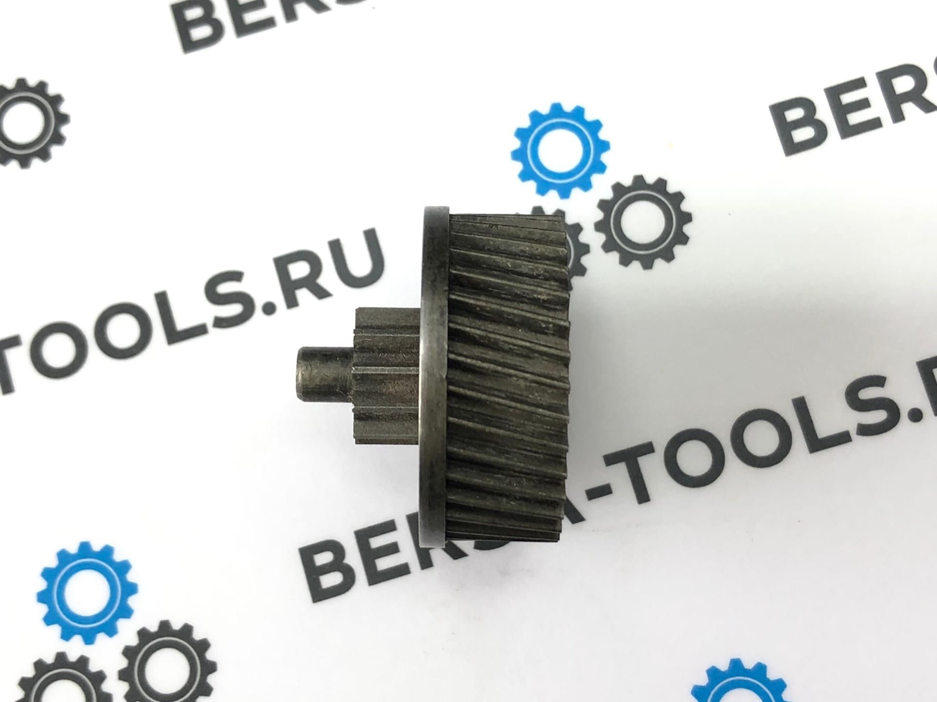 Двойная шестерня с установленным центральным валом серводвигателя ...