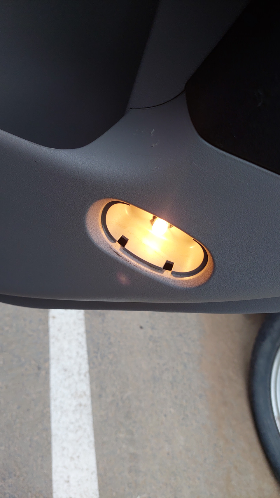 Рассеиватель лампы салона задней двери — Mitsubishi L200 (4G), 2,5 л ...