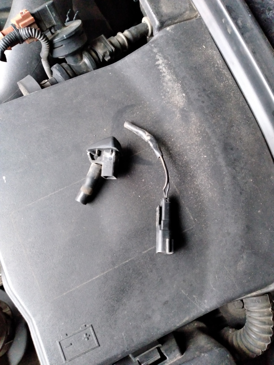 Замена левой форсунки омывателя стекла. — Volvo S80 (2G), 2,5 л, 2008 ...