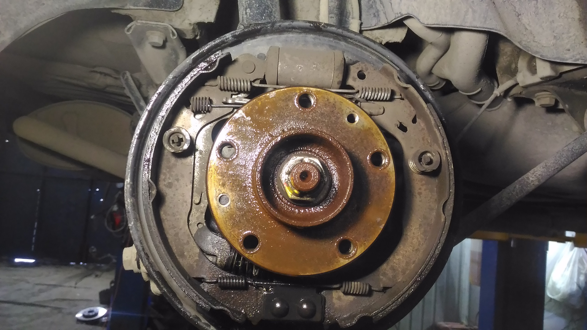 Замена заднего ступичного подшипника — Renault Duster (1G), 2 л, 2014 ...