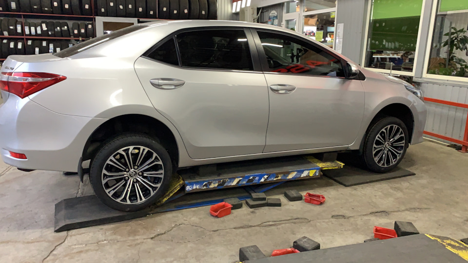 Привезли диски R17 Тойота и резины Гудьер — Toyota Corolla (160), 1,6 л ...