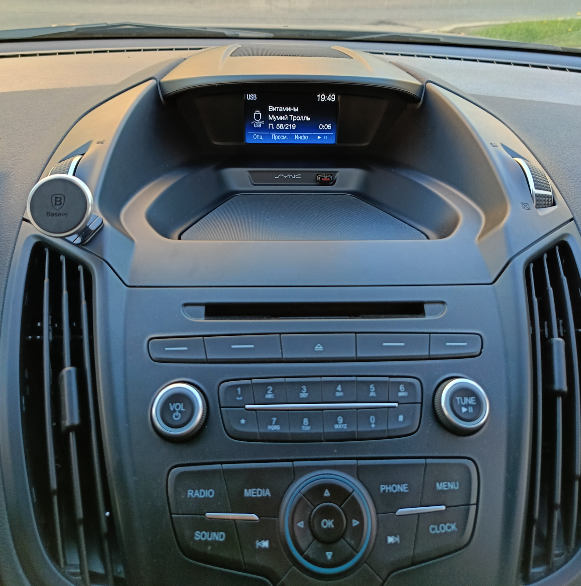 Теперь Sync 1 по феншую. Внедрил USB под дисплеем. — Ford Kuga (2G), 2 ...