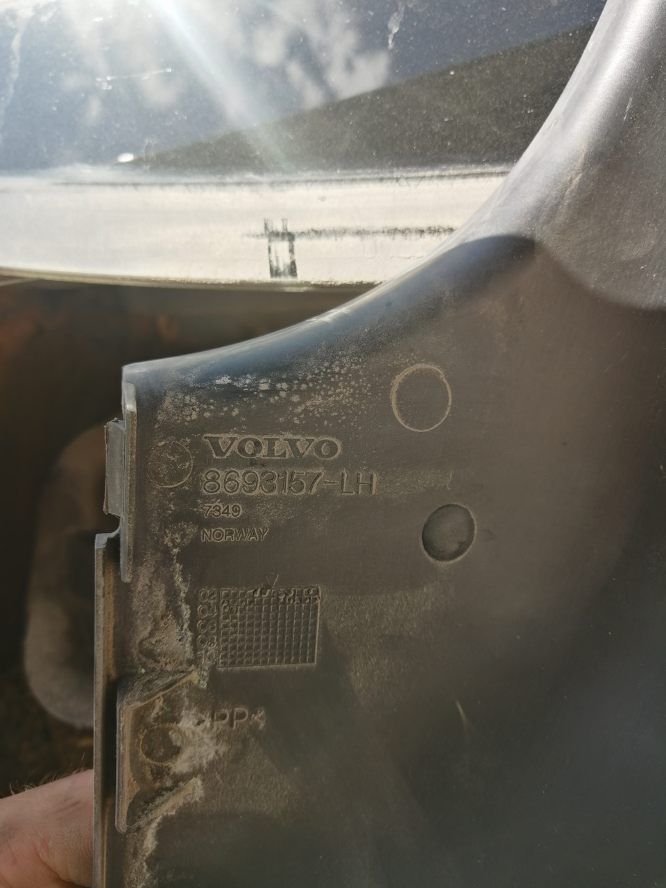 8693157 Брызговик левый Volvo | Запчасти на DRIVE2