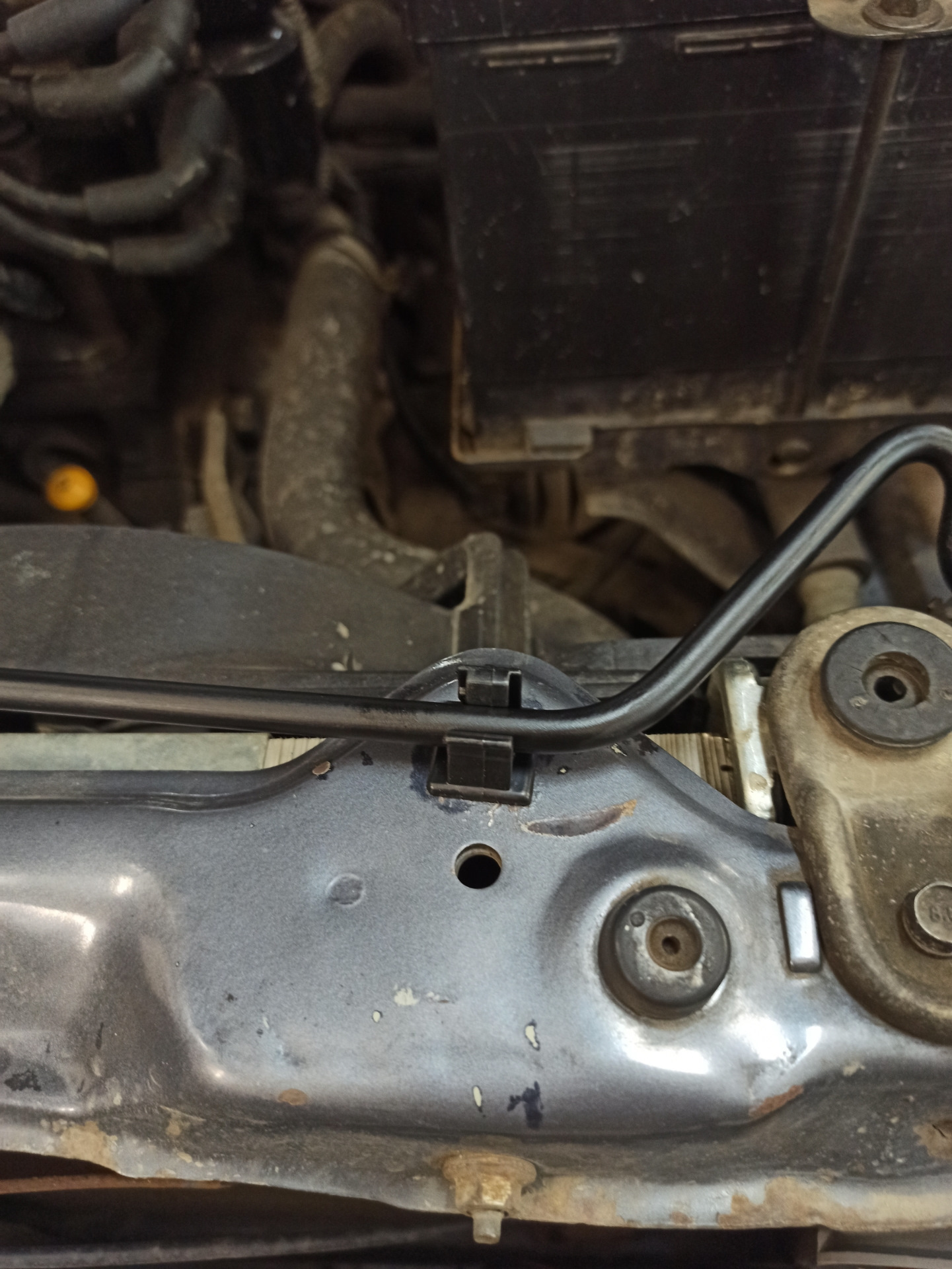 Держатель + кронштейн упора капота — Chevrolet Lanos, 1,5 л, 2006 года ...