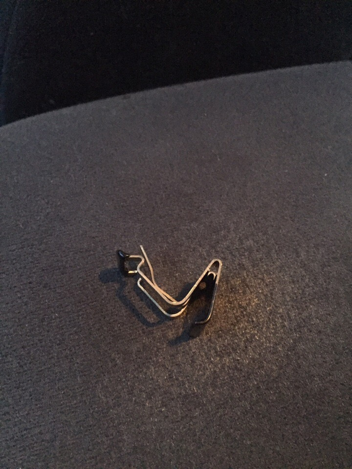 Пружина лючка бензобака) — Mitsubishi Lancer IX, 1,6 л, 2005 года ...