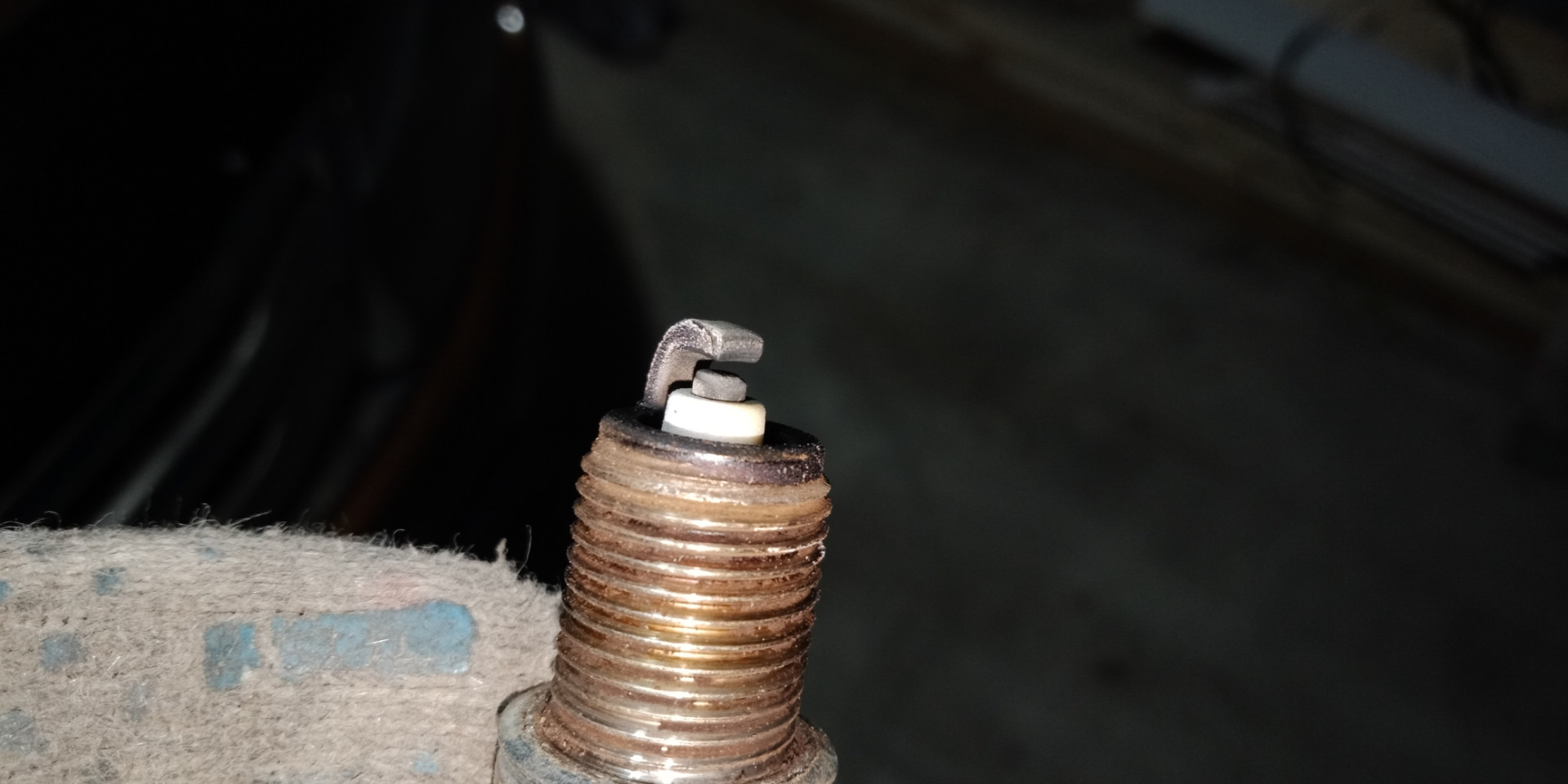 Замена свечей зажигания — Renault Duster (1G), 2 л, 2013 года ...