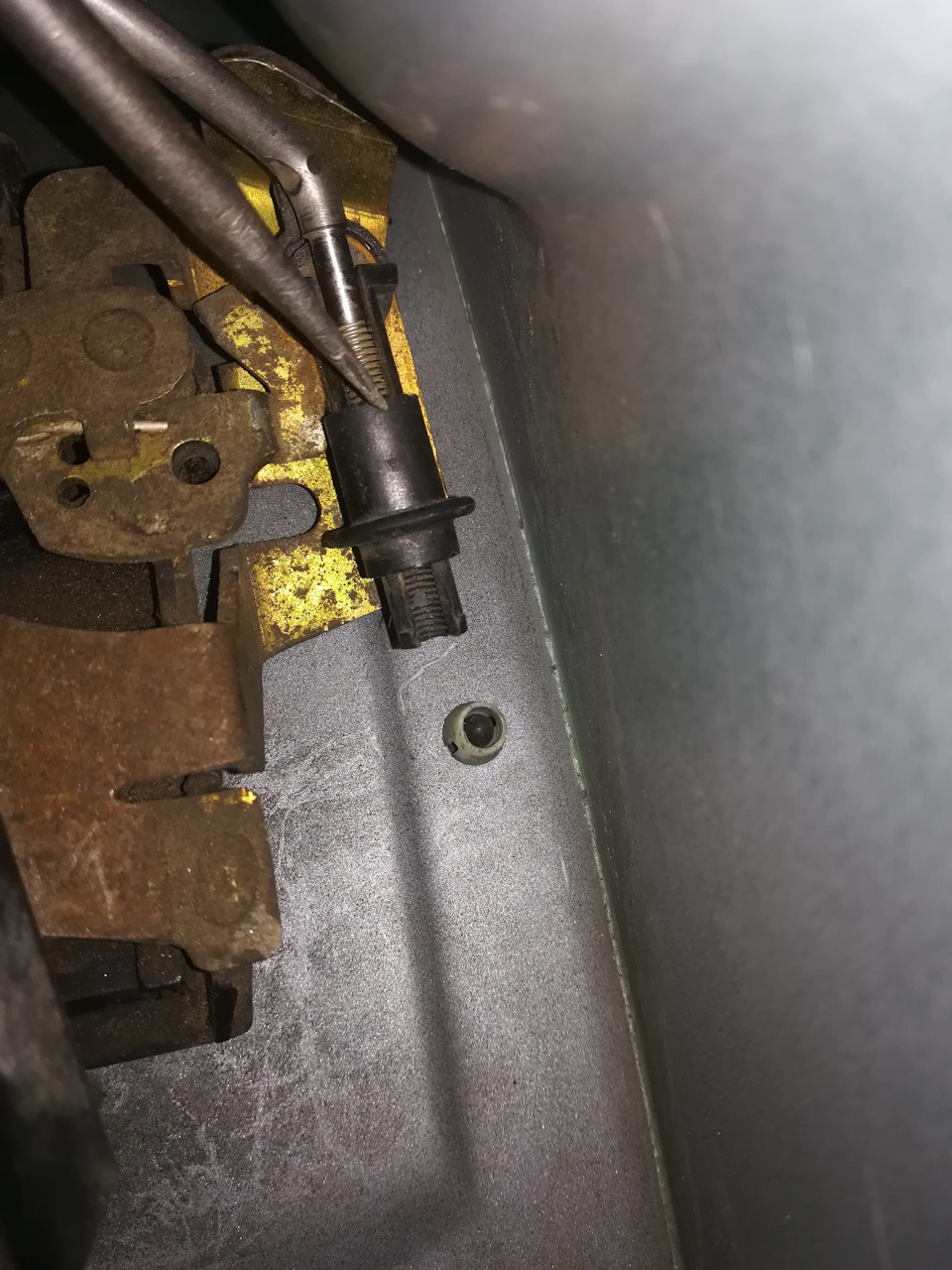 56. Открытие задней левой двери. — Audi A6 (C5), 2,4 л, 1998 года ...