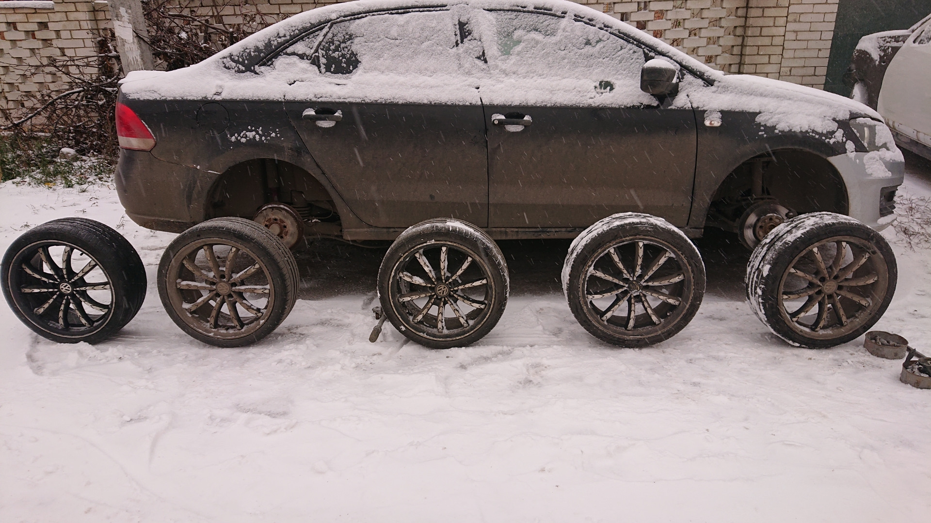 Знали, пятое колесо в багажнике — Volkswagen Polo Sedan, 1,6 л, 2012 ...