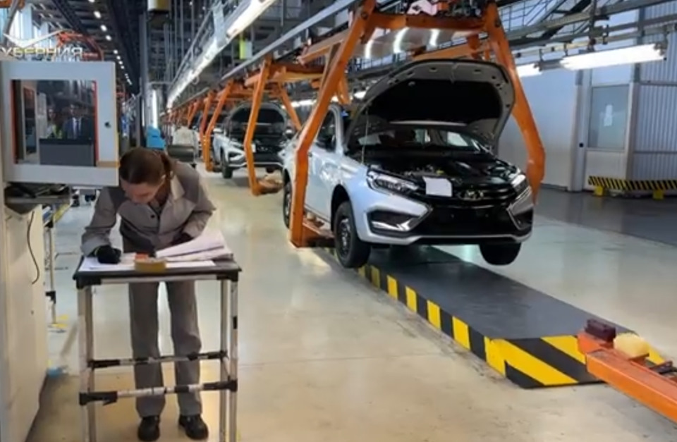 Штатный уплотнитель капота Лада Веста НГ в дорестайл — Lada Vesta (1G ...