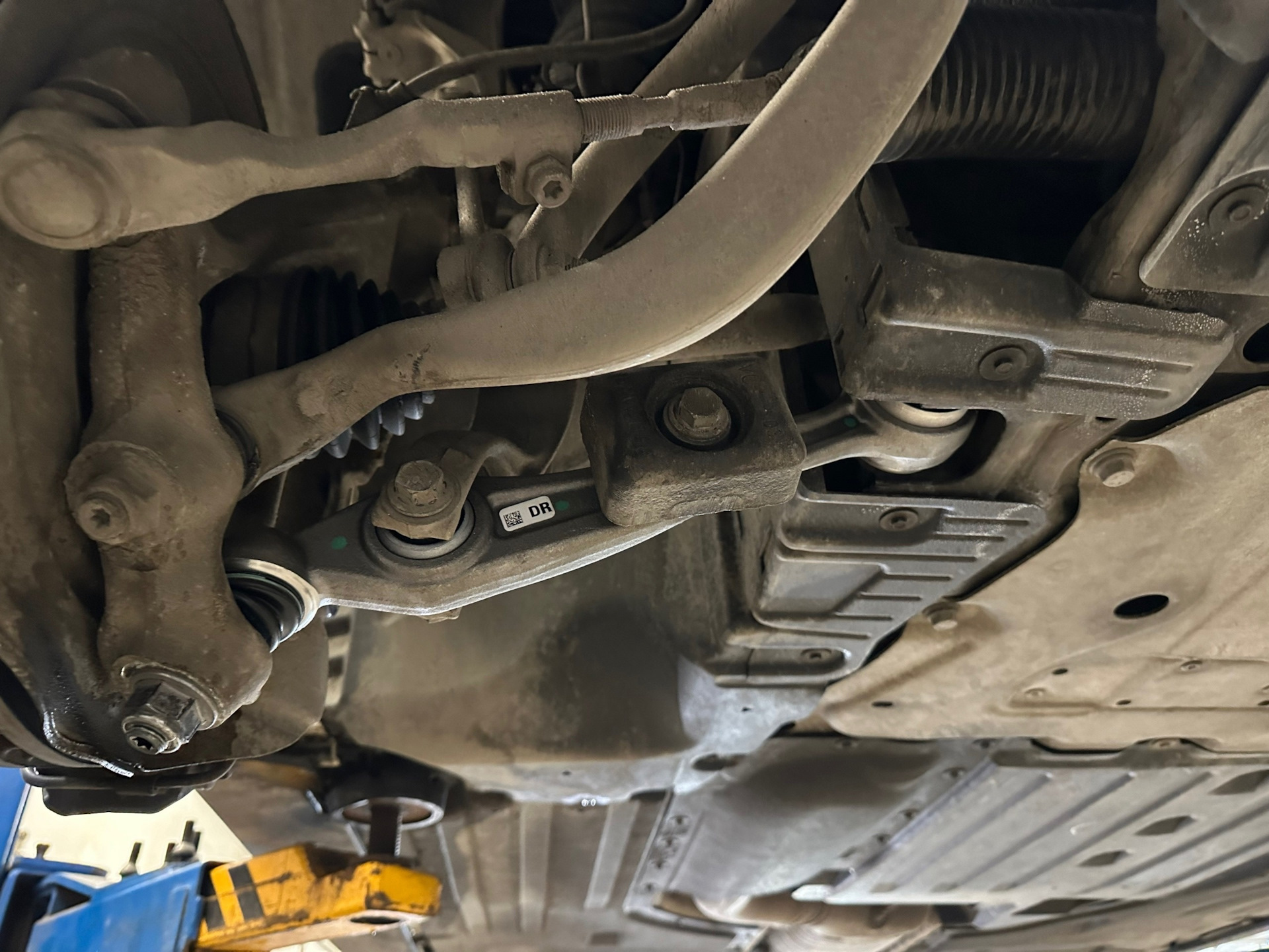 39. Обслуживание BMW X5 G05: оригинальные рычаги, колодки, сход-развал ...